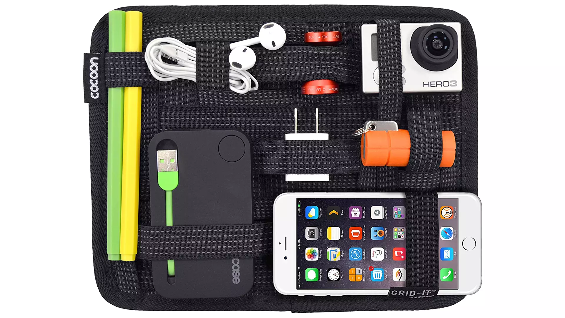 Das Cocoon GRID-IT! Organizer mit Stiften, Ohrstöpseln, Adaptern, Kabeln, einem Smartphone, einer GoPro und mehr.