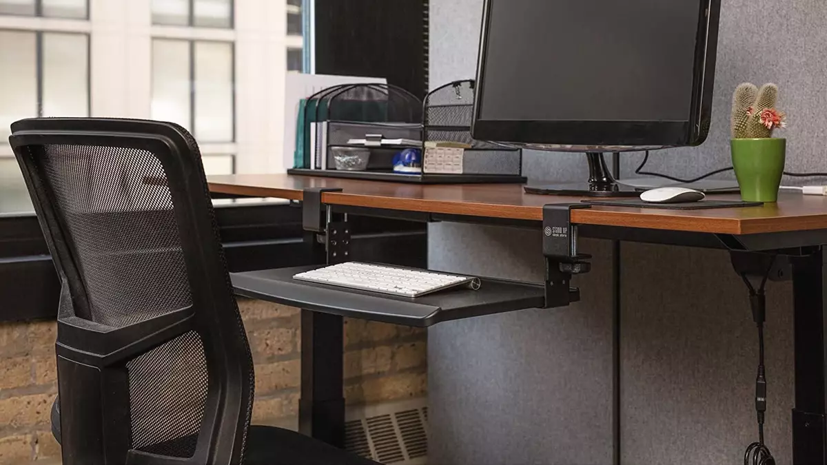 Stand Up Desk Oppbevar kompakt, uttrekkbart tastaturbrett under skrivebordet