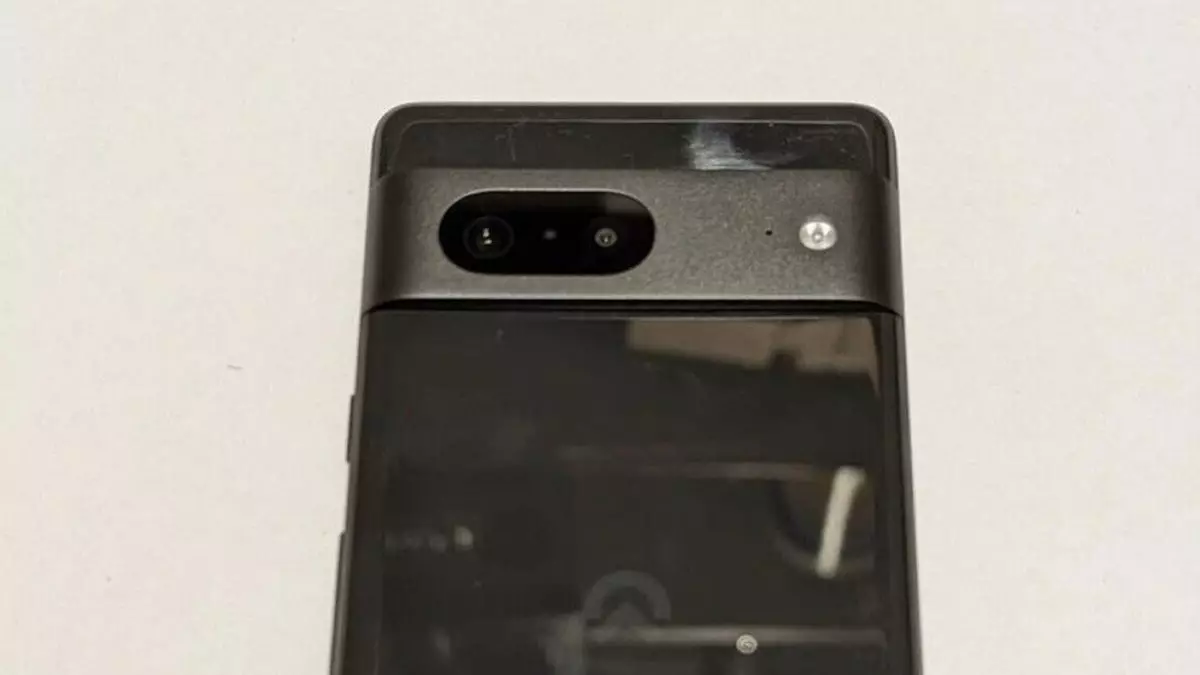Zadnji del telefona Pixel 7, ki je naveden na eBayu