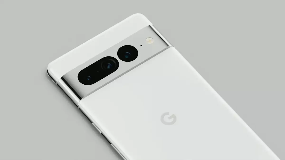 Google Pixel 7 ağ rəngdədir. Onun kamera çubuğunda biri oval formalı olan iki böyük arxa linzalar var.