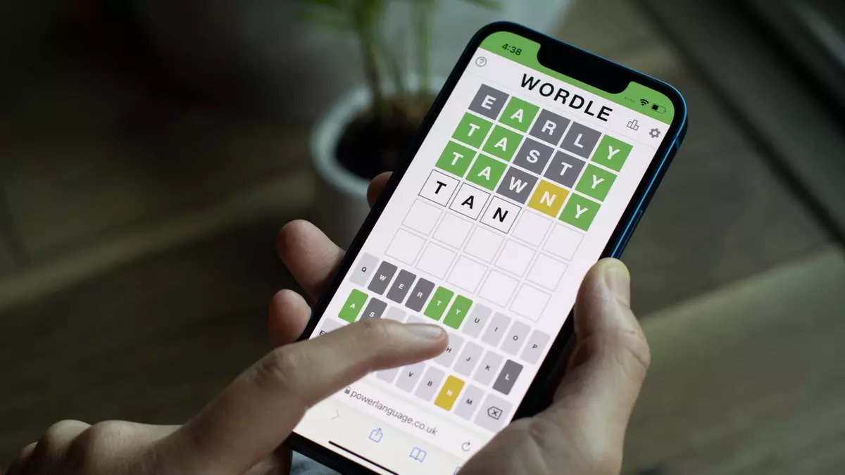 En kvinna spelar Wordle på sin officiella hemsida på sin iPhone. Ordspelet utvecklat av Josh Wardle har blivit det senaste fenomenet i sociala medier och popkultur.