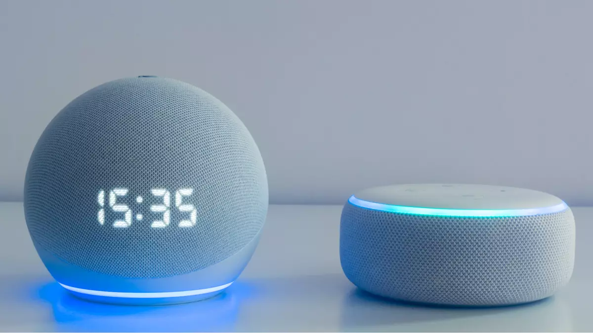 Amazon echo dot 4, speaker kontrol swara Alexa kanthi pangenalan swara sing diaktifake, ing latar mburi cahya.