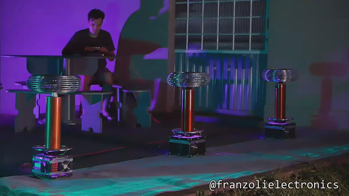 Fabricio H. Franzoli tocando el tema de Mario en sus tres bobinas de Tesla