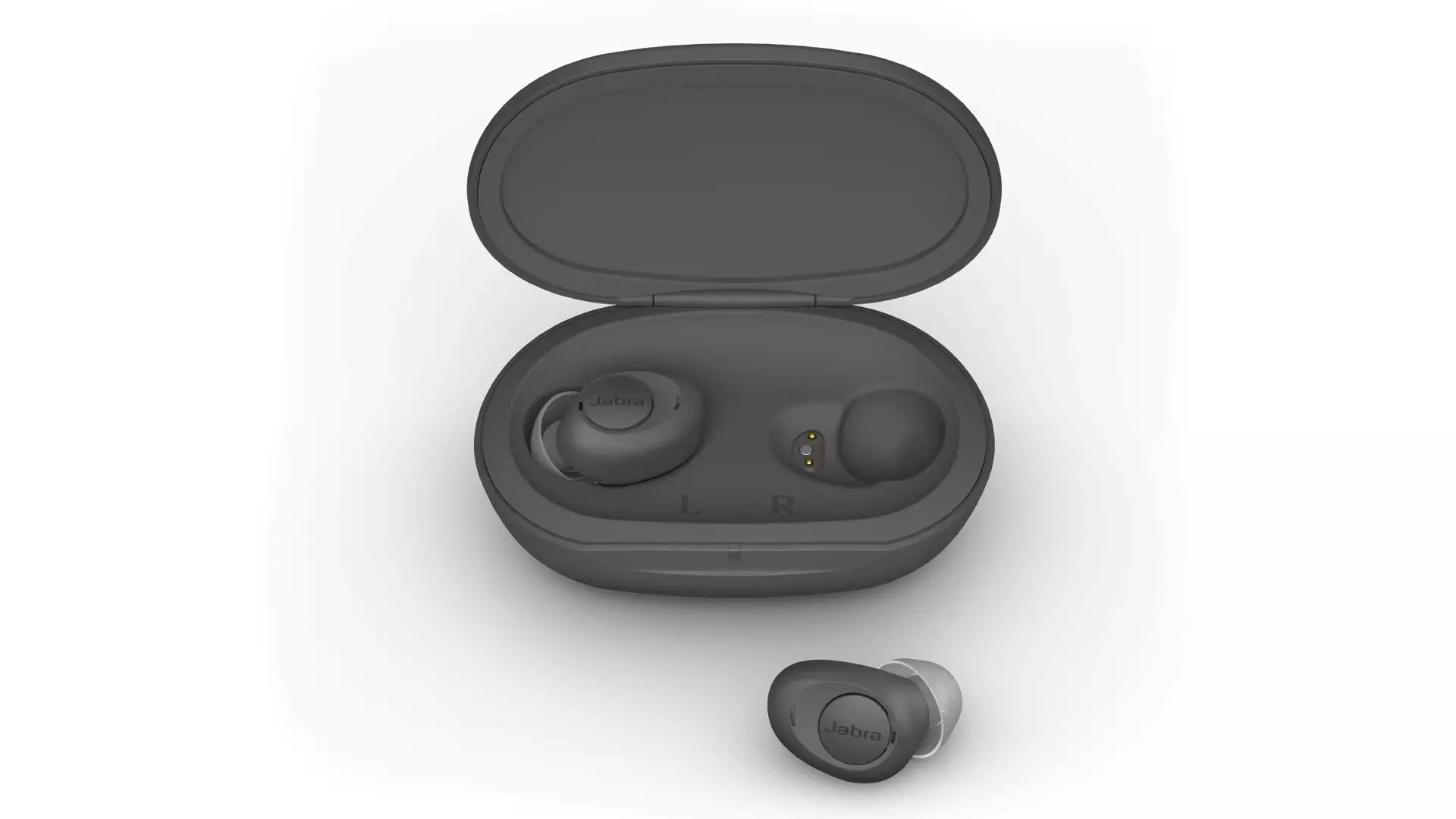 El auricular Jabra Enhance Plus, con uno sentado en el estuche de carga y el otro sentado en una superficie blanca en el frente