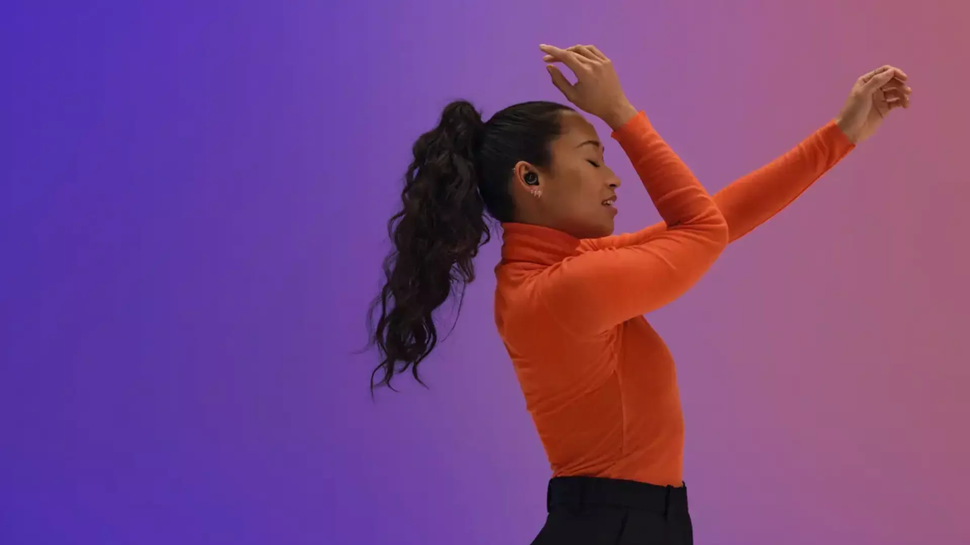 Person som bär Sennheisers nya Momentum True Wireless 3 öronsnäckor medan hon dansar