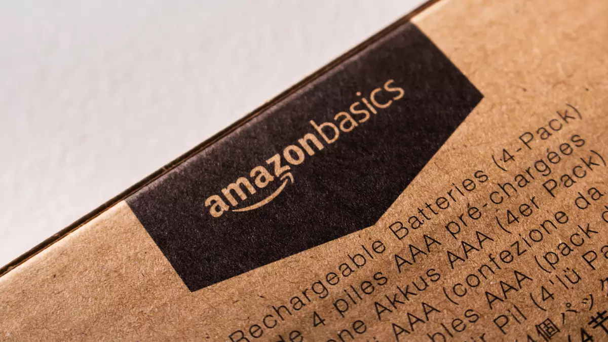 Ένα κουτί AmazonBasics.