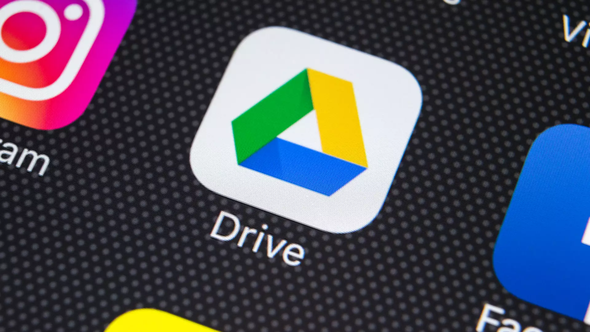 Google Drive forritstákn á Apple iPhone X skjá nærmynd. Google drif táknið. Google Drive forrit. Net á samfélagsmiðlum