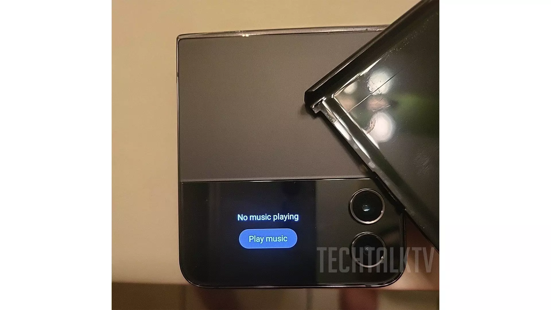 Samsung Galaxy Z Flip 4'ün kapak ekranının sızdırılmış bir görüntüsü
