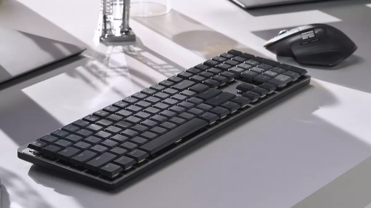 La mini tastiera meccanica Logitech MX e il mouse MX Master 3S alla scrivania.
