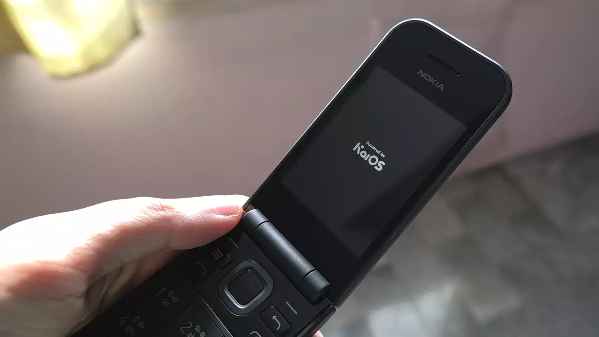 KaiOS ilə işləyən Nokia 2720 flip telefonu.