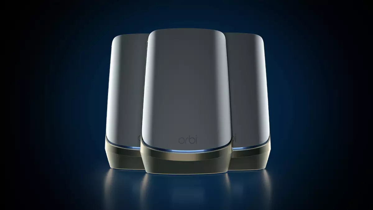 درې Netgear Orbi Quad-band Mesh WiFi 6E میش Wi-Fi 6E نوډونه په تور پس منظر کې.