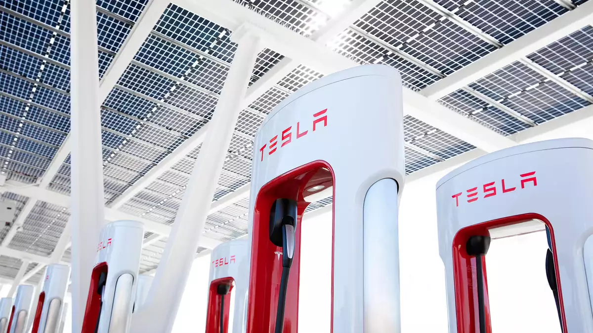 Një foto e Tesla Supercharger.