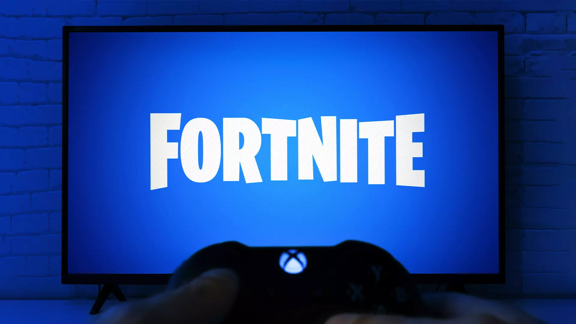 Fortnite играет на телевизоре с контроллером Xbox.