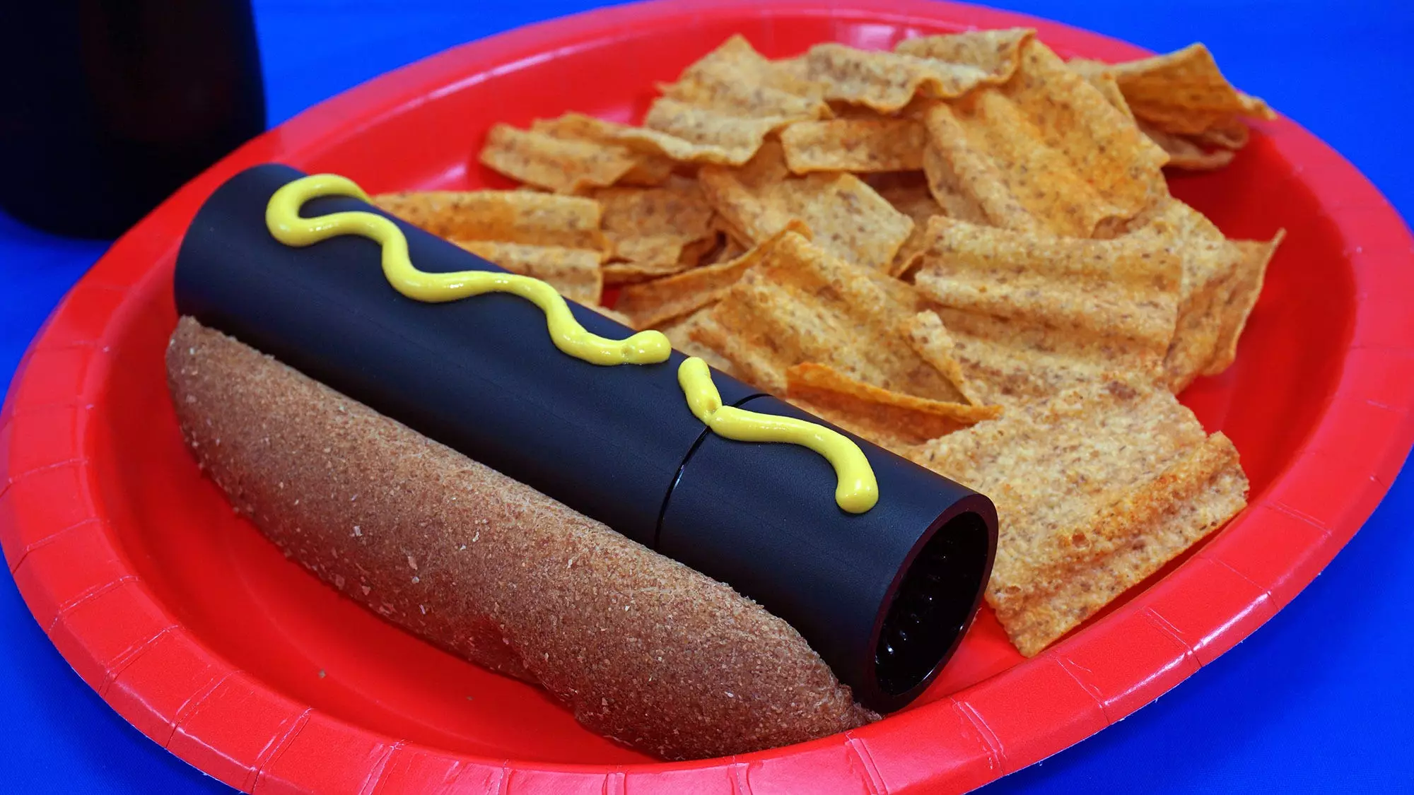 Az NVIDIA Shield TV mustárral borított hotdog zsemlében.