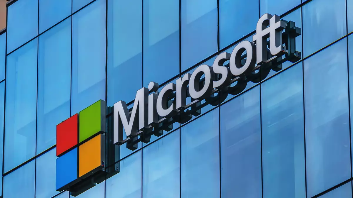 Логото на Microsoft отстрани на сграда.