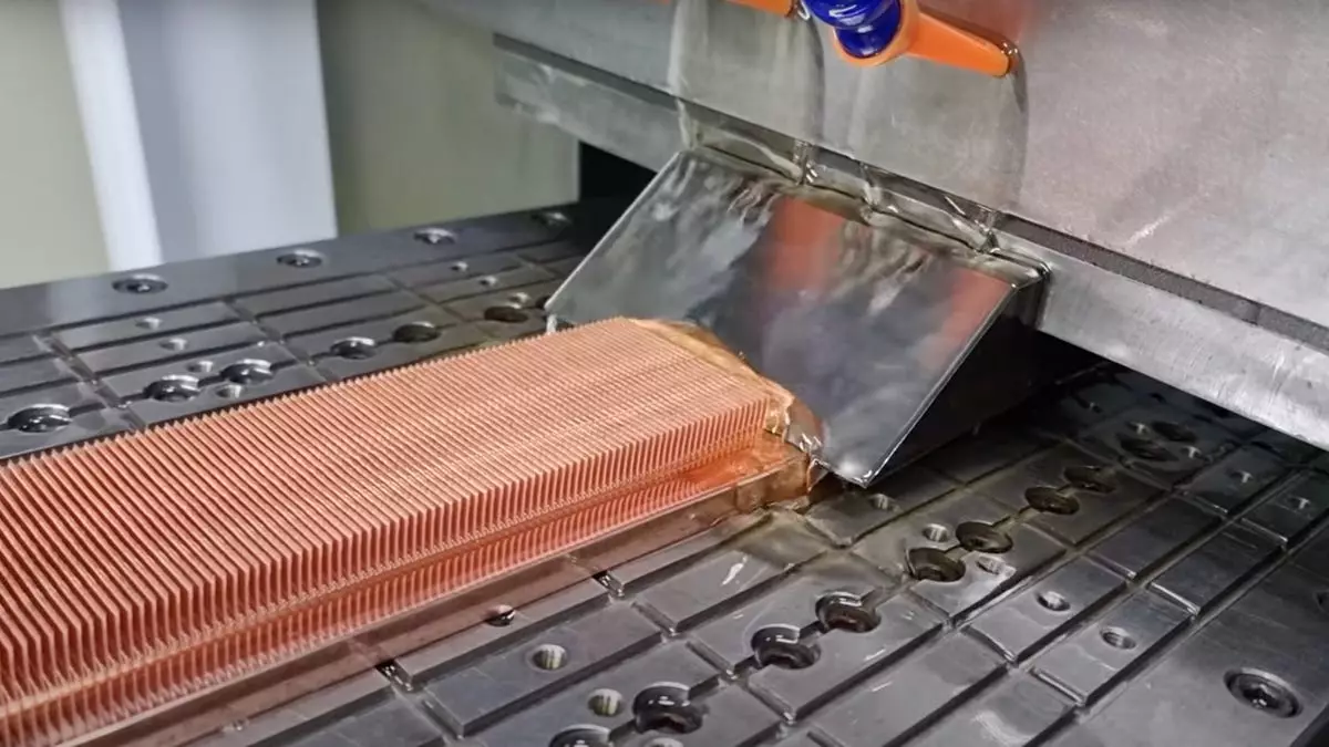 Vídeo que mostra com es fan els dissipadors de calor per a consoles de jocs i ordinadors