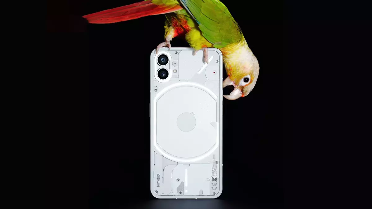 A Nothing Phone 1 egy papagájjal, valamiért.