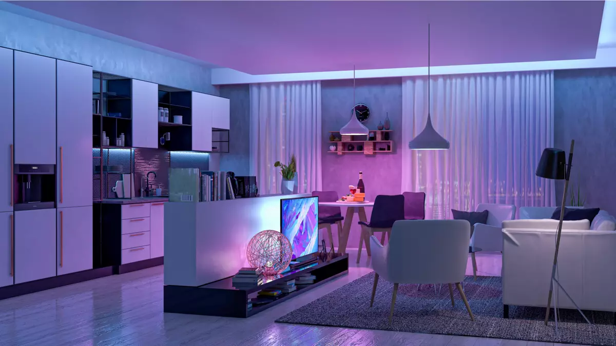 Mor akıllı ışıklarla aydınlatılan bir oturma odası