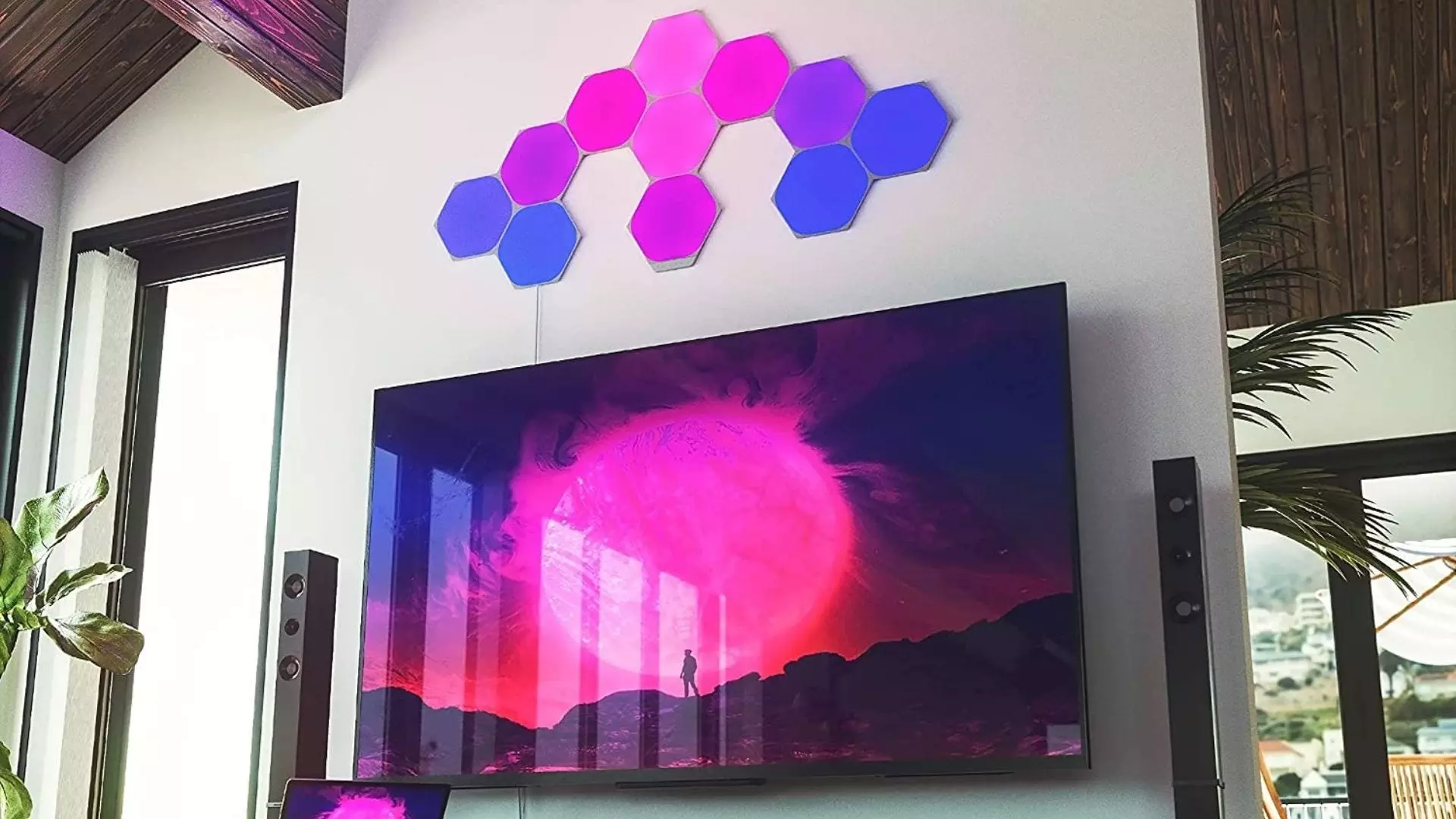 Iluminare inteligentă Nanoleaf Shapes Hexagons deasupra unui televizor