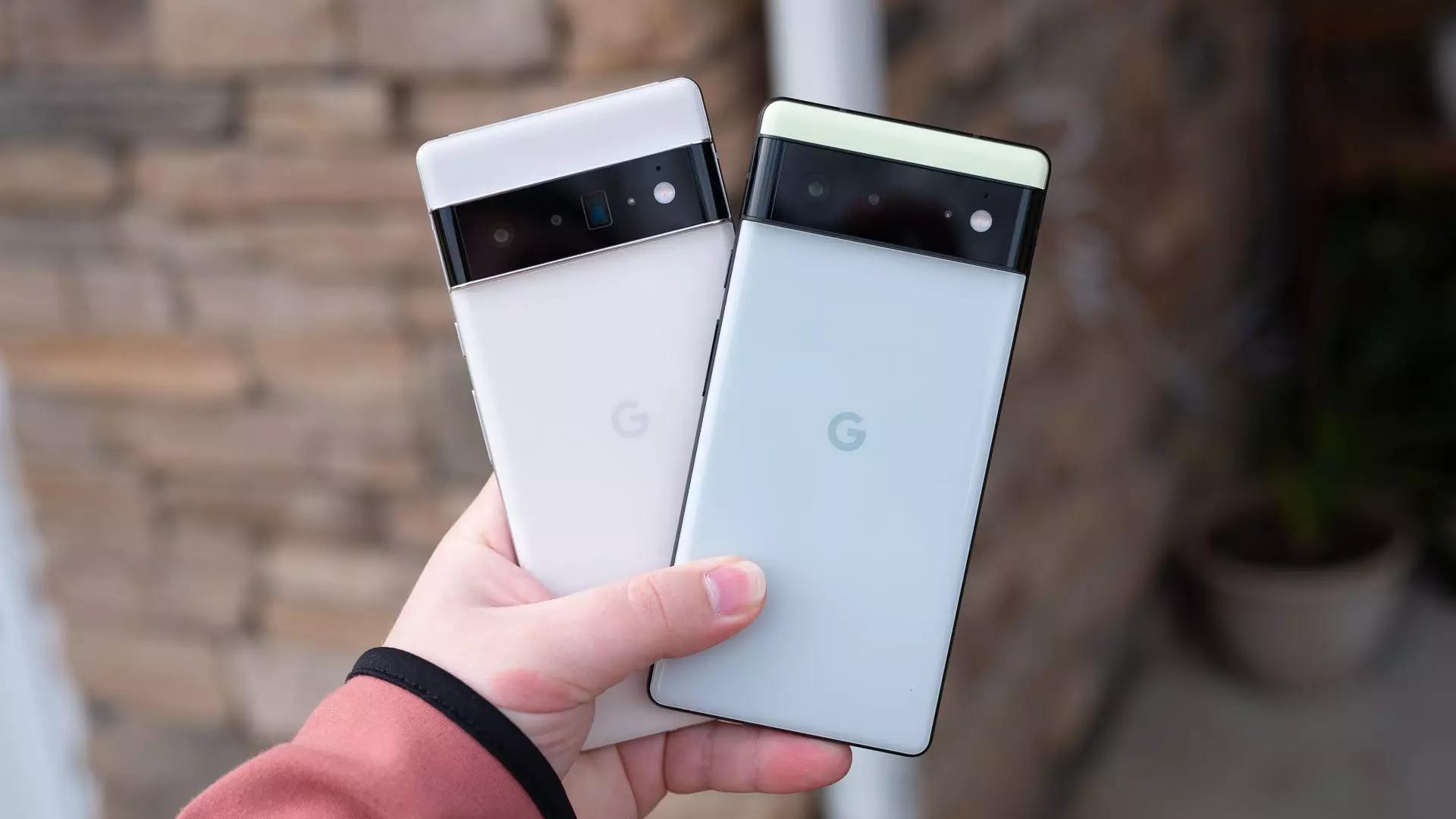 Google Pixel 6 Pro och Pixel 6 i handen