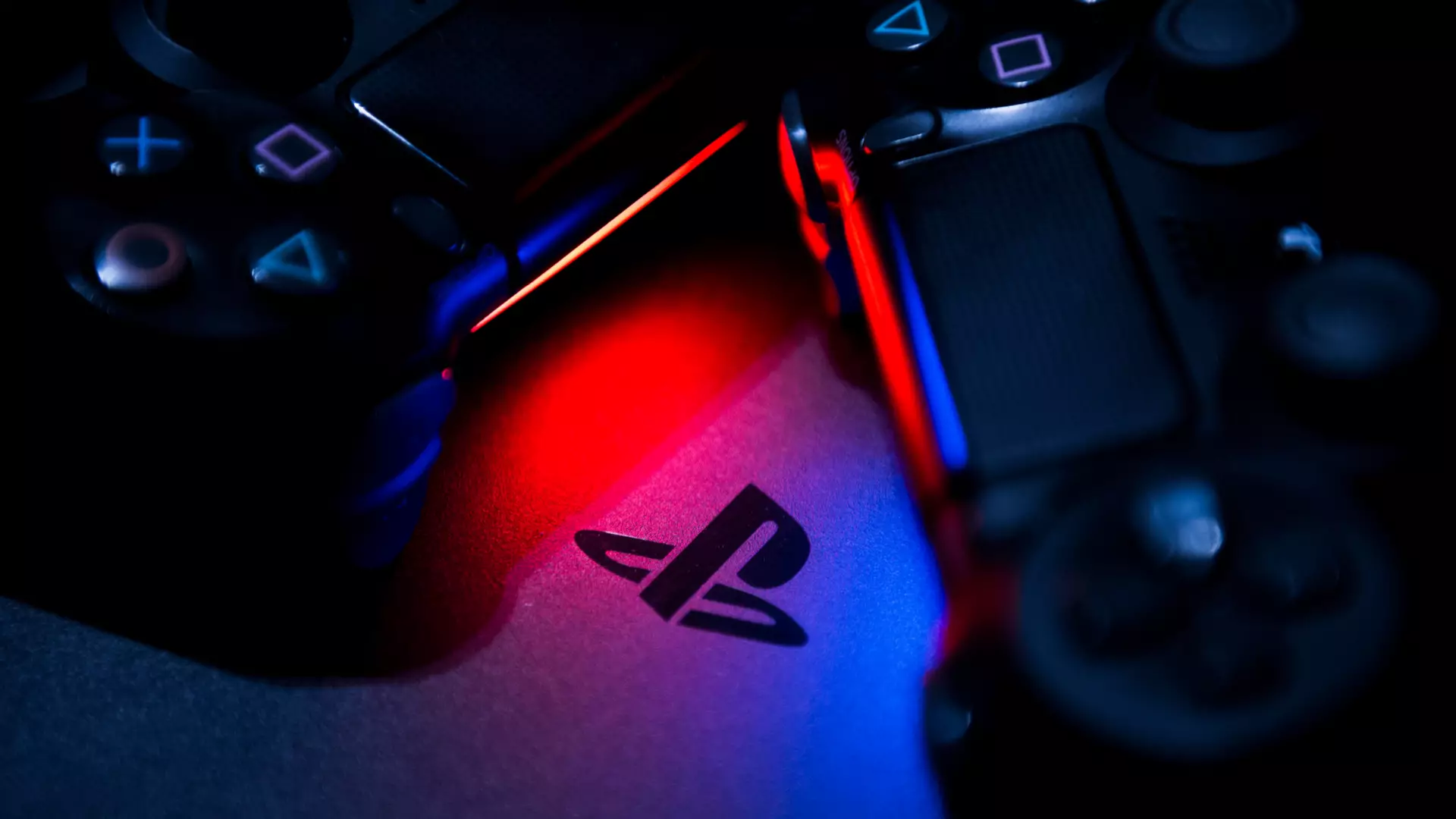 PS4本体の背景。プレイステーション4のコントローラー。ソニーのゲーム機