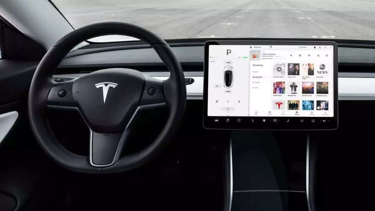 Interior i pantalla de Tesla