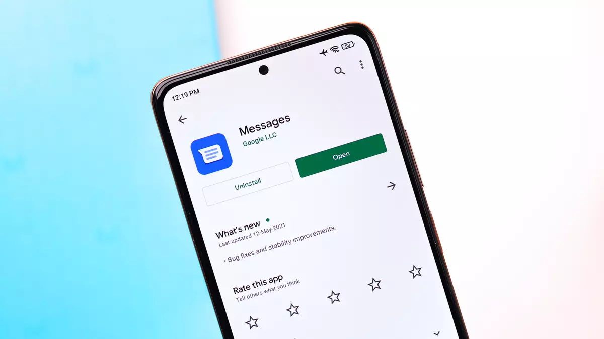 תמונת מלאי של לוגו Google Messages על מסך הטלפון.