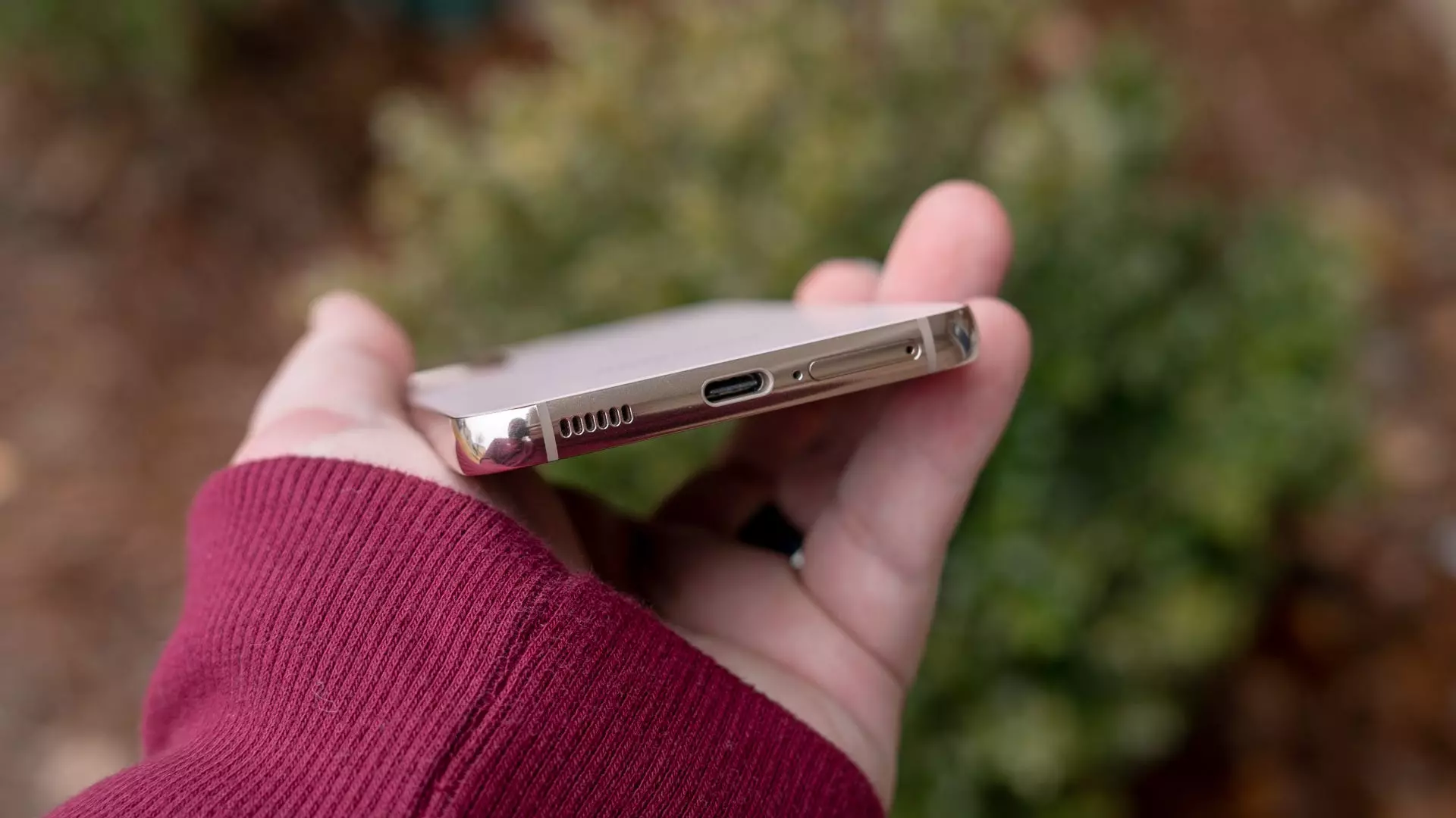 Samsung Galaxy S22 ၏ USB-C ပေါက်၊ စပီကာကင်နှင့် ဆင်းမ်ကတ်အပေါက်