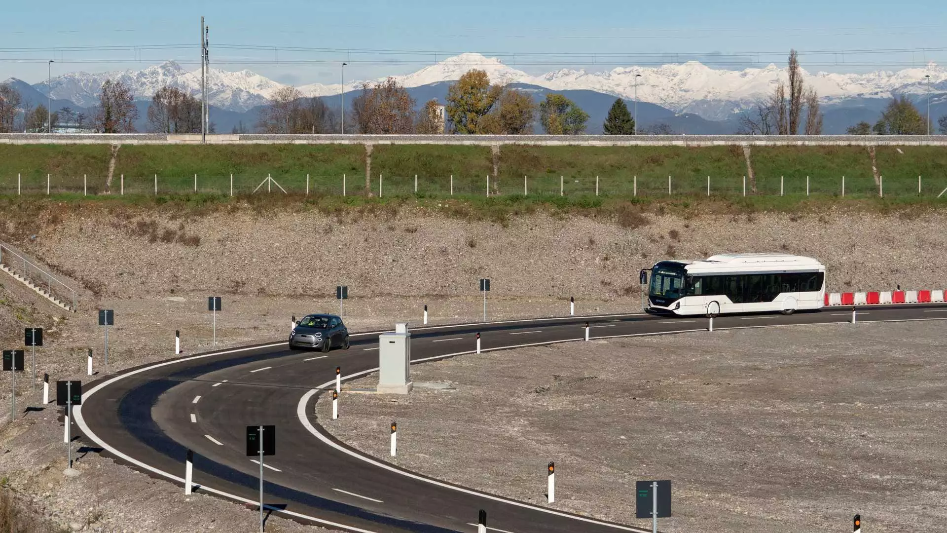 Fiat тестира патишта што безжично полнат ЕВ додека возите