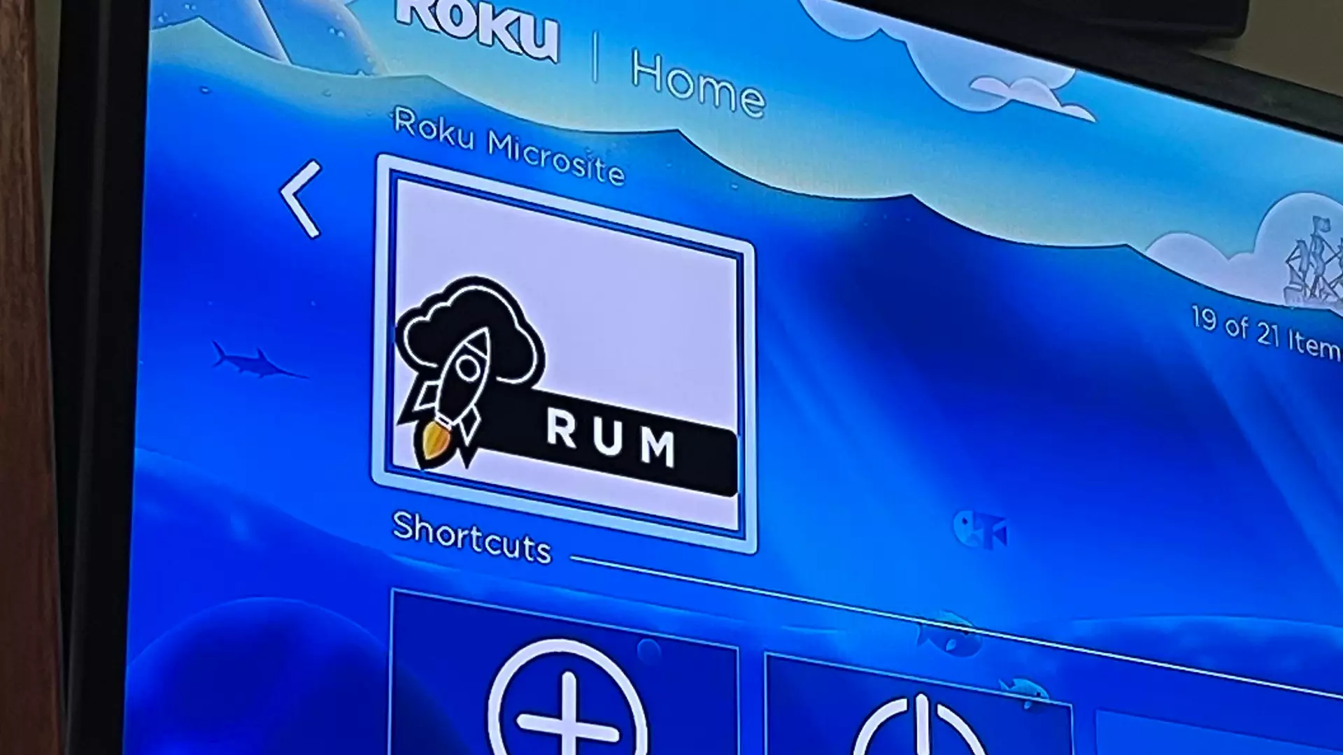 هڪ عجيب “RUM” مائڪرو سائٽ Roku تي ظاهر ٿيو ۽ ڪنهن کي خبر ناهي ڇو