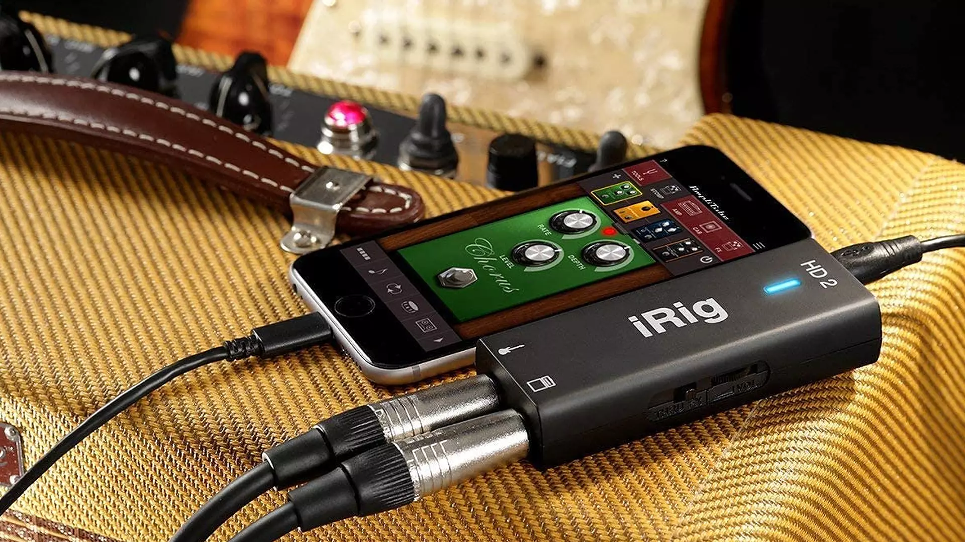 Ett foto av iRig, en iPhone och en gitarr.