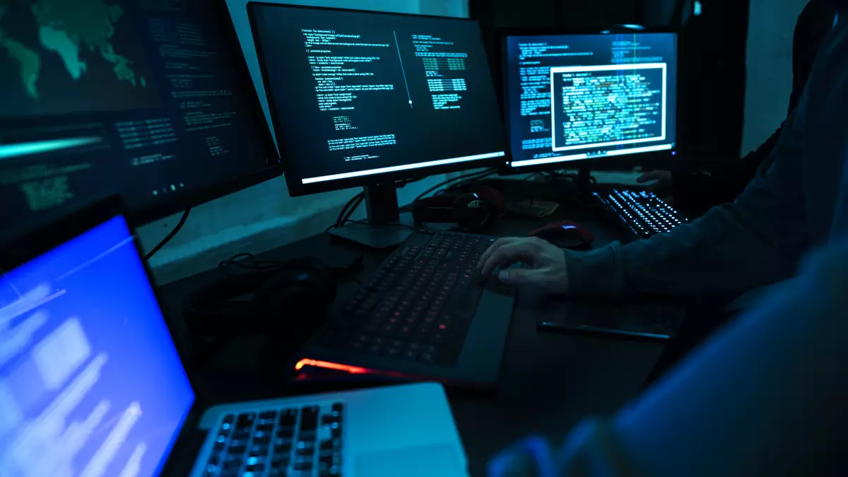 Et cyberkriminalitetslaboratorium fyldt med computere