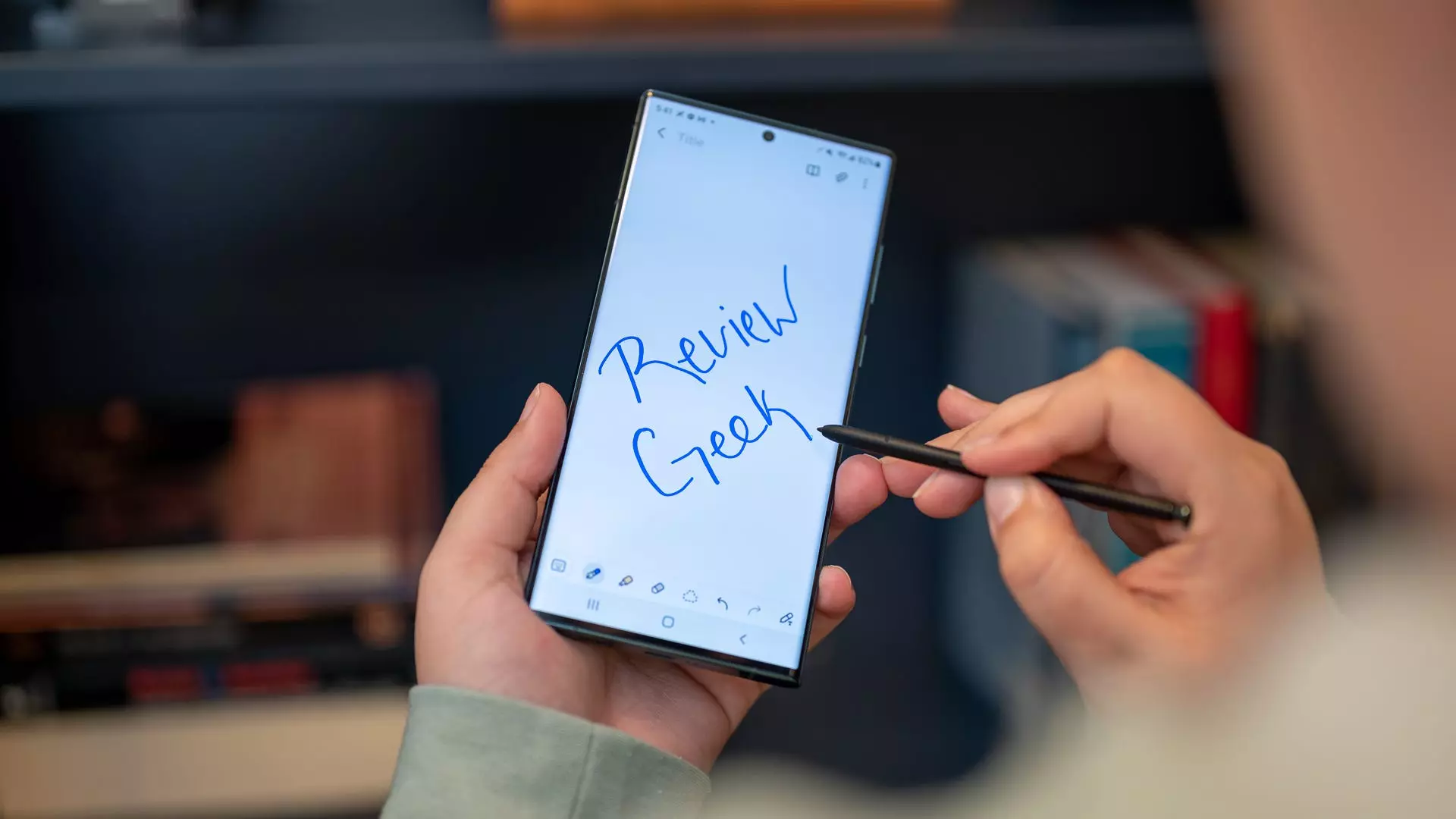 Γράψιμο στο Samsung Galaxy S22 Ultra χρησιμοποιώντας ένα στυλό S