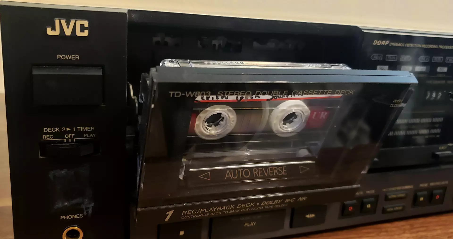 Băng cassette nhạc phim Review Geek trong một tầng băng JVC.