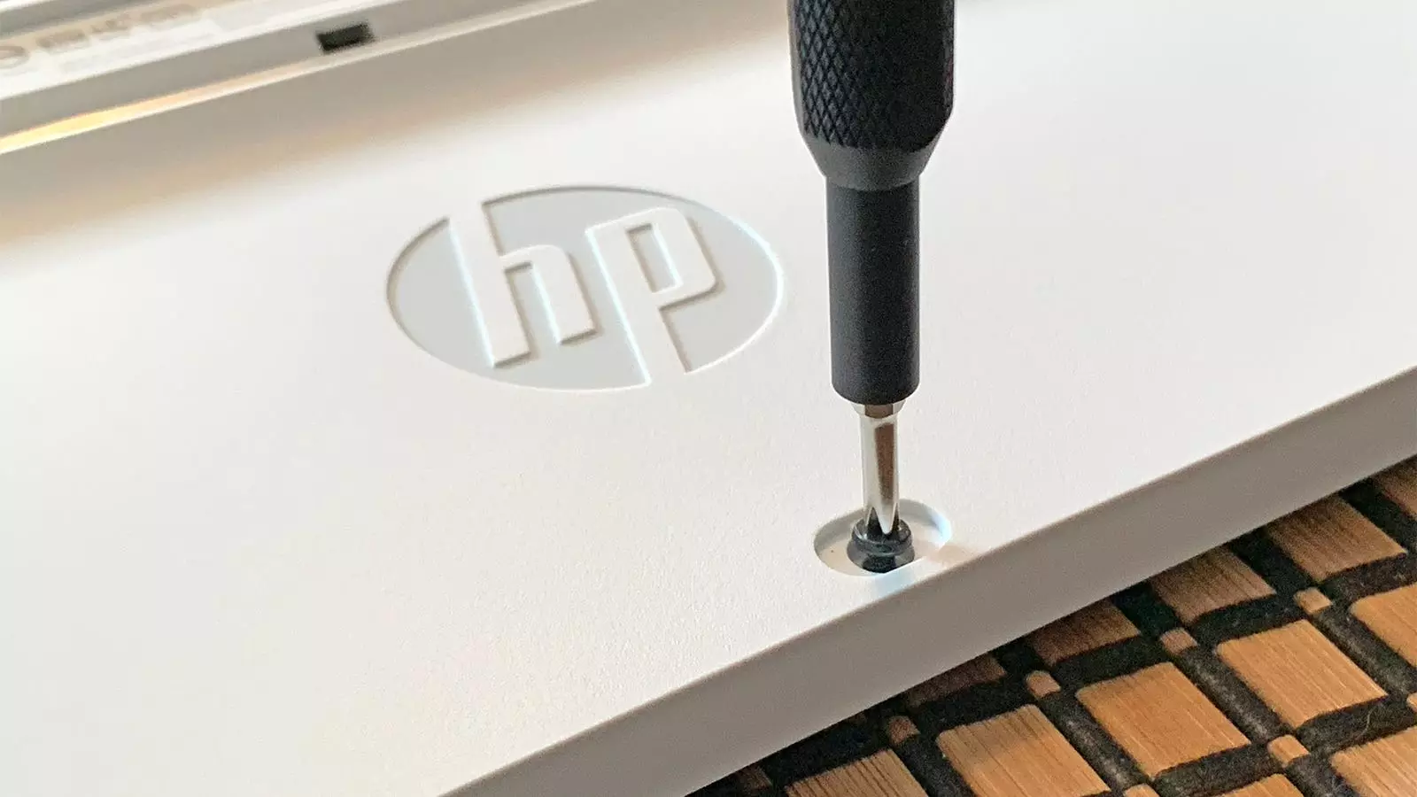 HP कीबोर्डवरील स्क्रू काढणारा स्क्रू ड्रायव्हर.