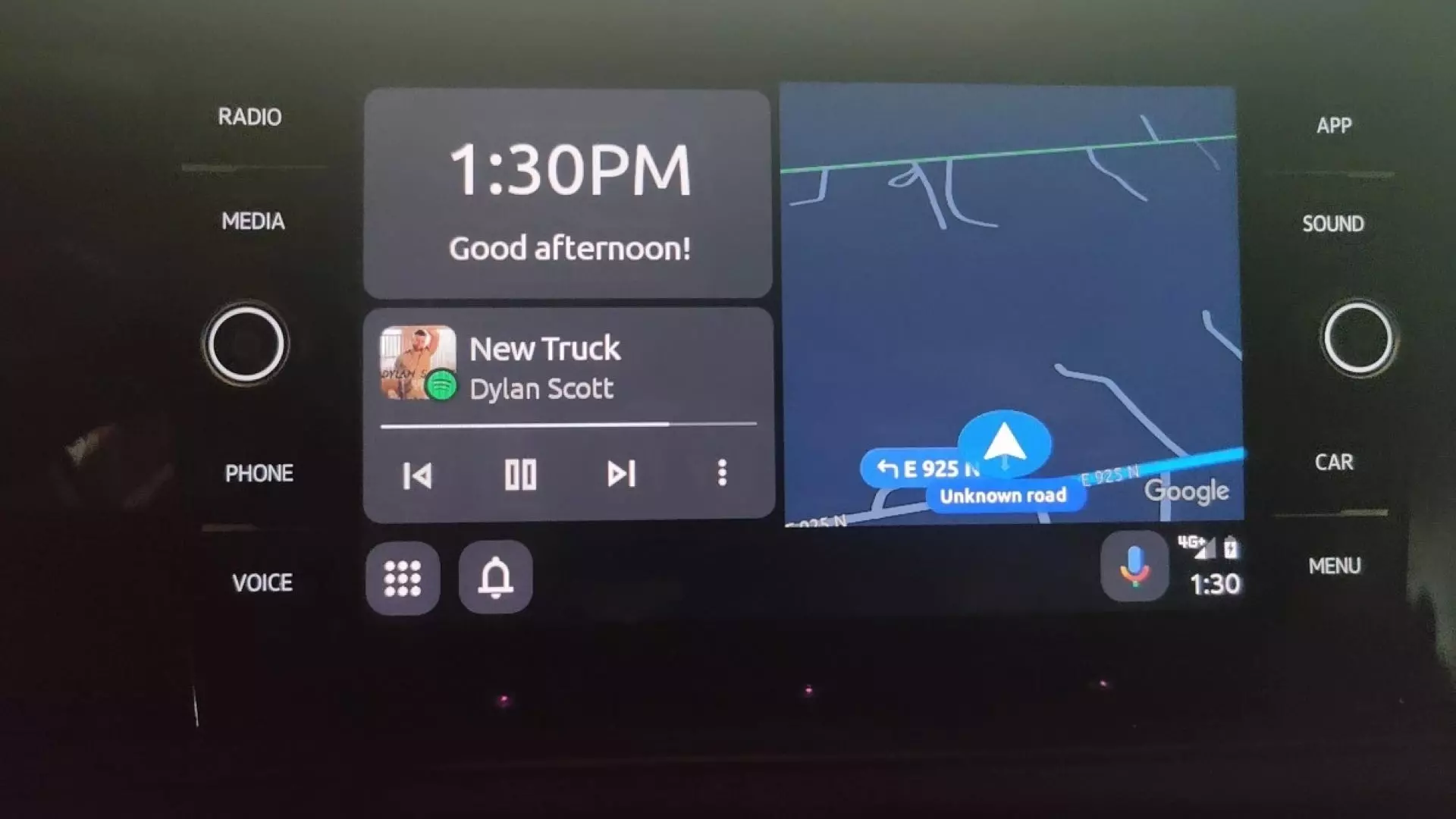 Na-update ang Android Auto na tumatakbo sa isang kotse