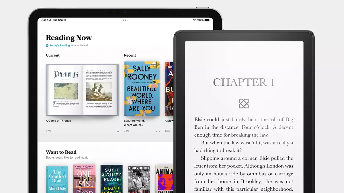 Un Amazon Kindle lângă un iPad care rulează Apple Books.