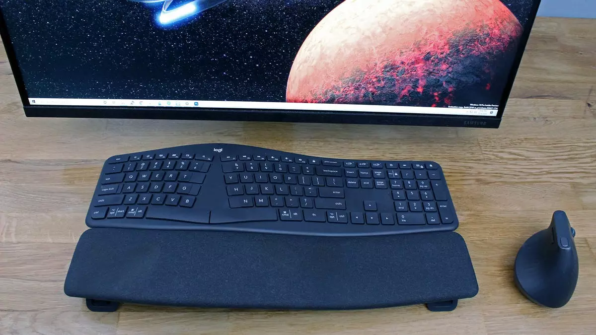 logitech ergo k860 ergonoomiline klaviatuur puidust töölaual