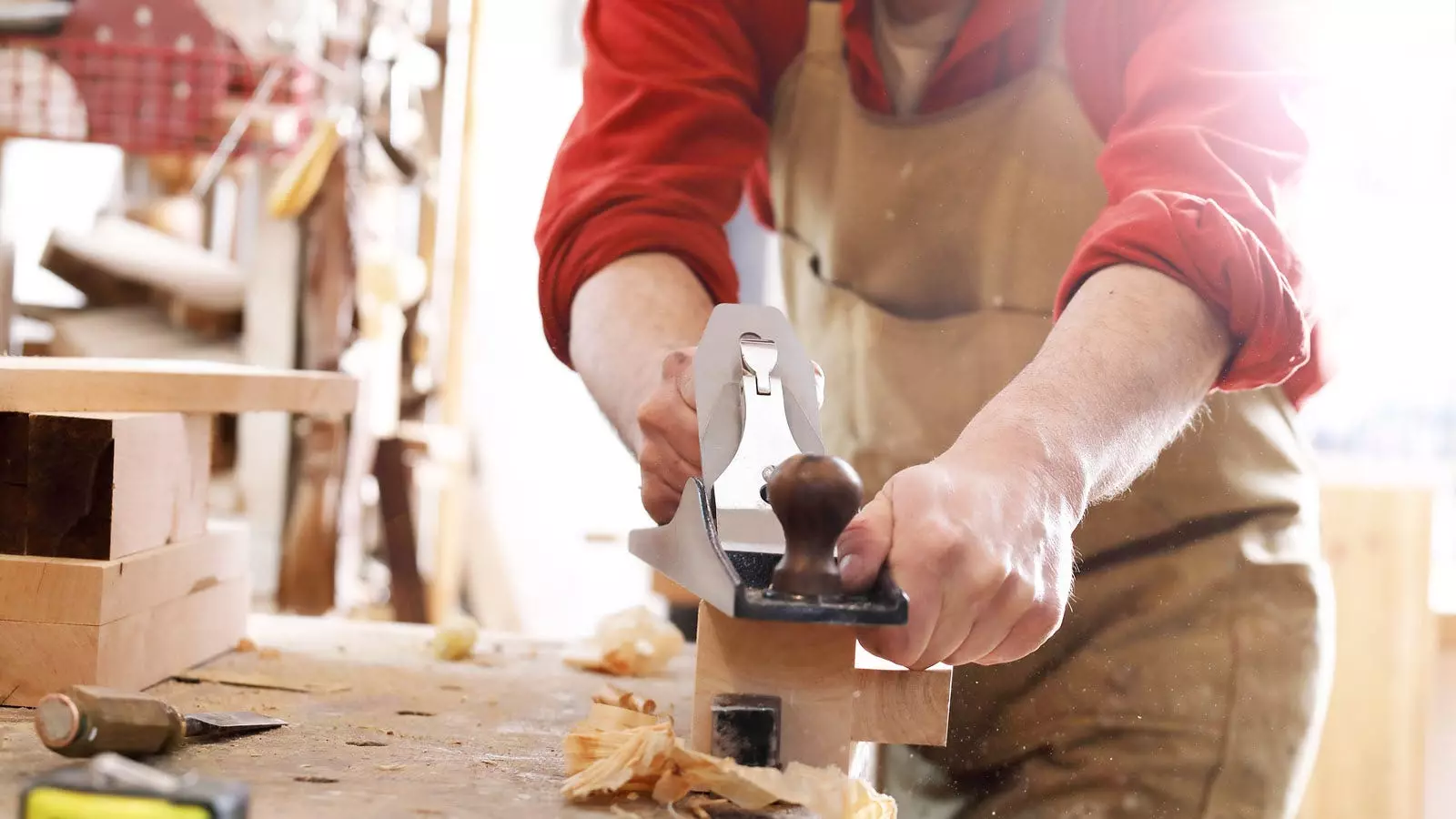 4 YouTubeři, od kterých se můžete naučit pracovat se dřevem