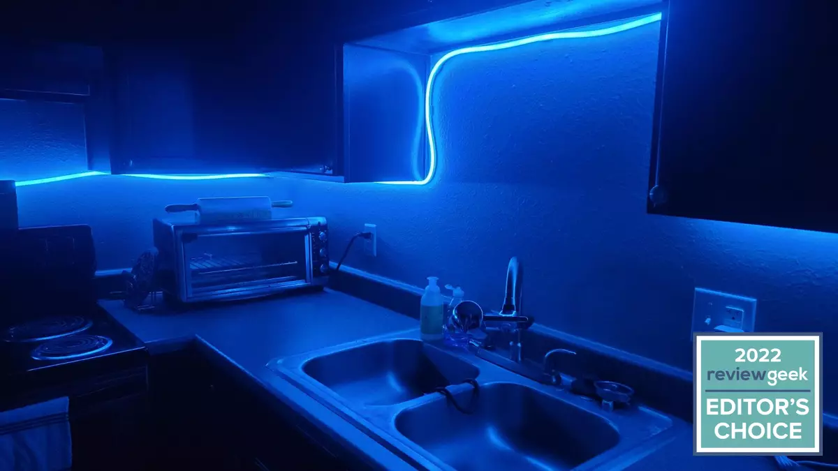 bir mutfakta kurulan ve mavi rengi gösteren govee neon ip ışıkları