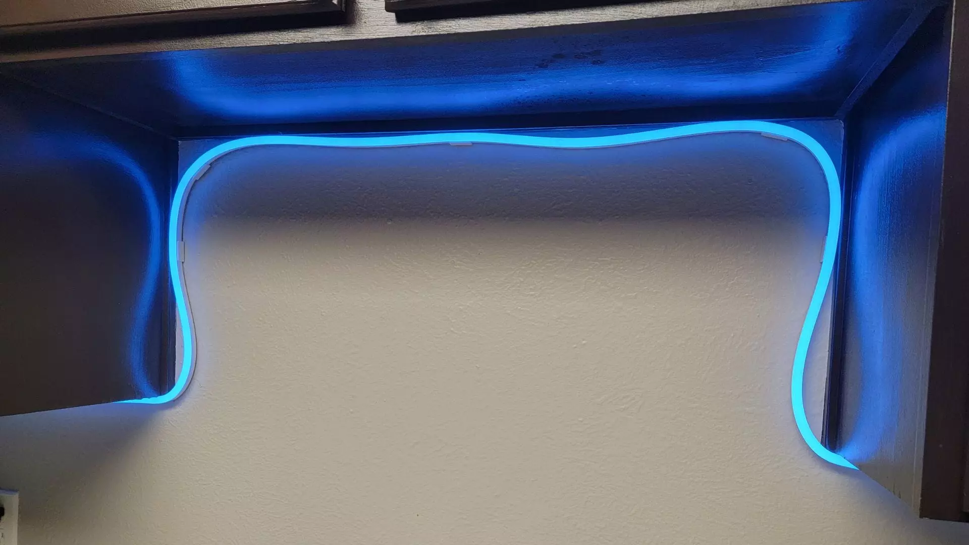 govee neon-köysivalot, jotka on värjätty siniseksi ja näkyvät keittiön kaappien alla