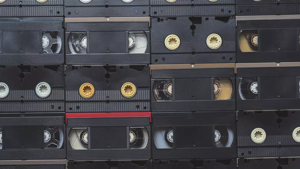 Një tufë shiritash VHS të renditura në vija horizontale.