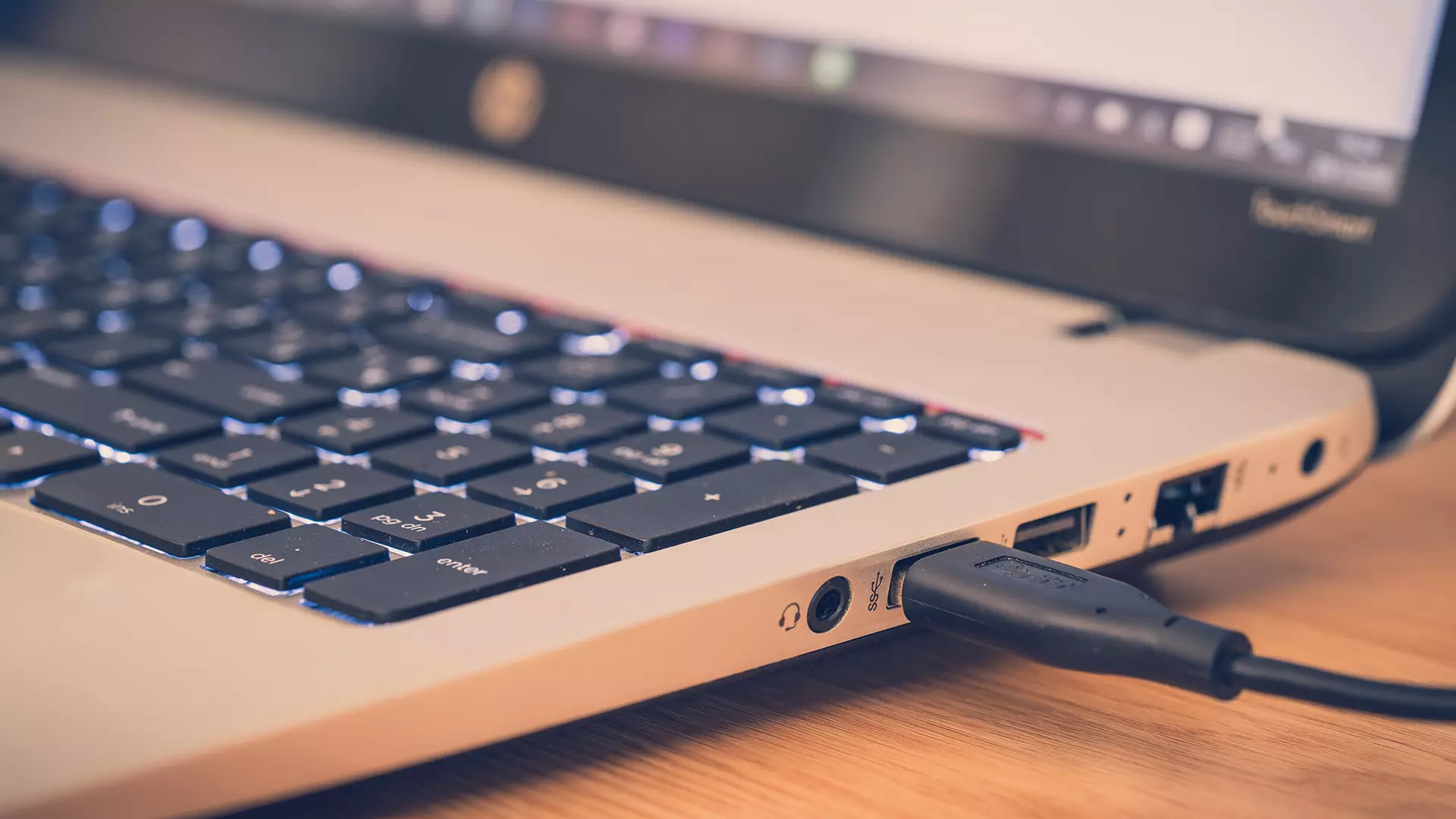 لپ تاپ با سیم متصل به پورت USB.