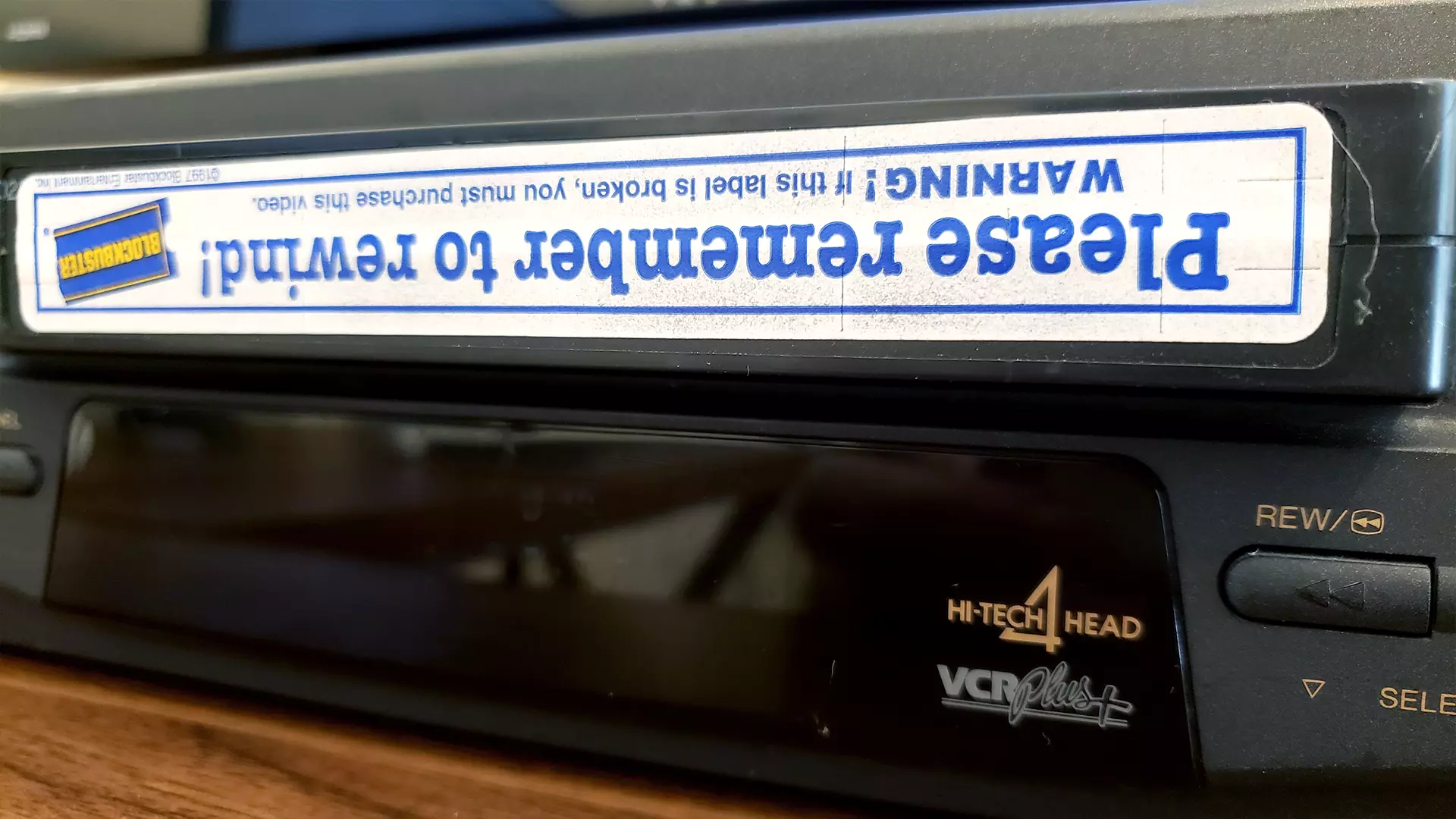 یک نوار VHS در یک VCR قرار می گیرد.