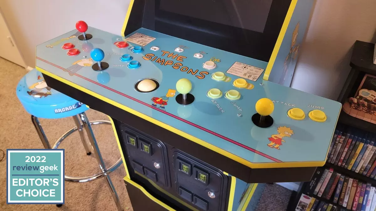 arcade1up నుండి సింప్సన్స్ 30వ ఎడిషన్ మెషీన్పై నియంత్రణల క్లోజప్