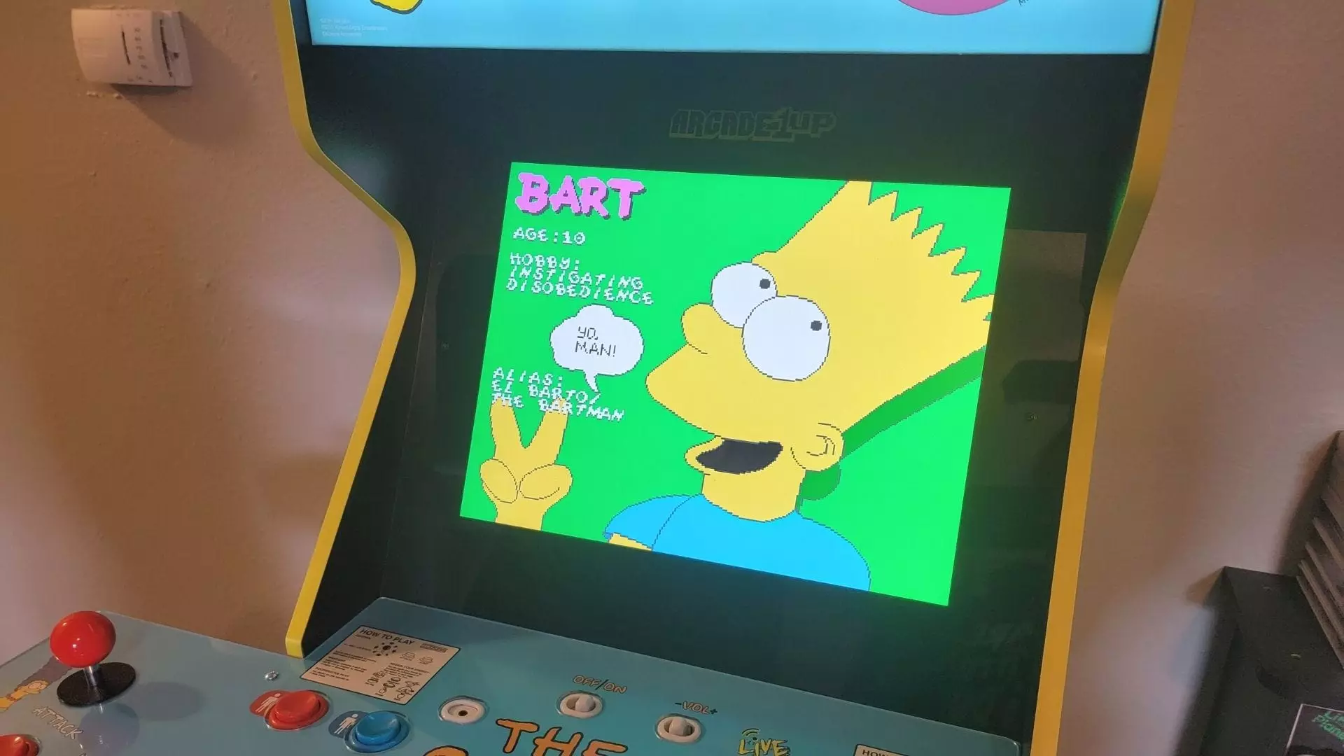 κοντινό πλάνο της οθόνης κατά την εισαγωγή του Simpson στη μηχανή arcade1up