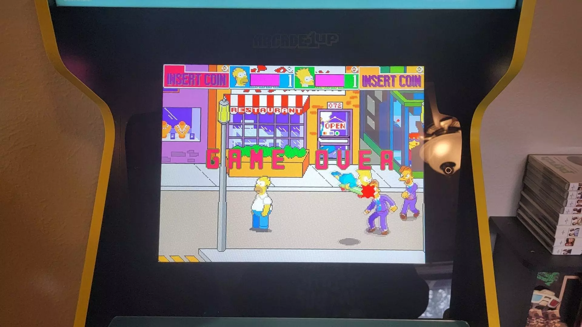Detailní záběr na herní obrazovku na stroji simpsonů arcade1up