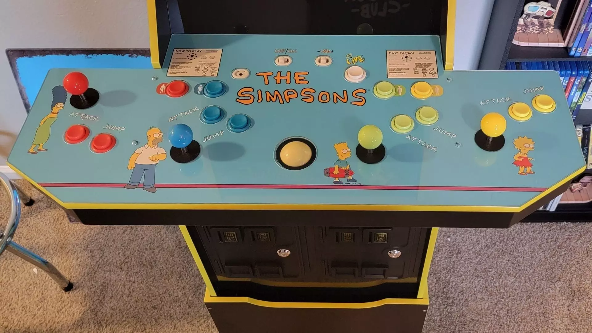 nærbilde av kontrollene på arcade1ups simpsons arkademaskin