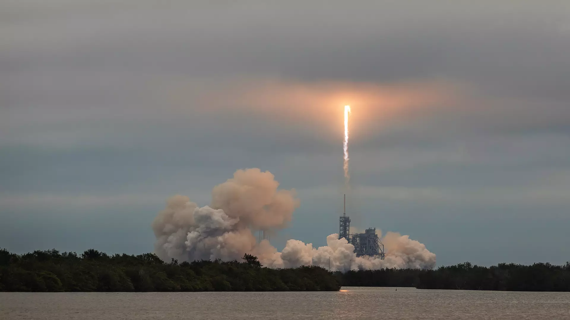 (Թարմացում. Սխալ հրթիռ) SpaceX-ը կլինի առաջին ընկերությունը, որը կհասնի Լուսին (պատահաբար)