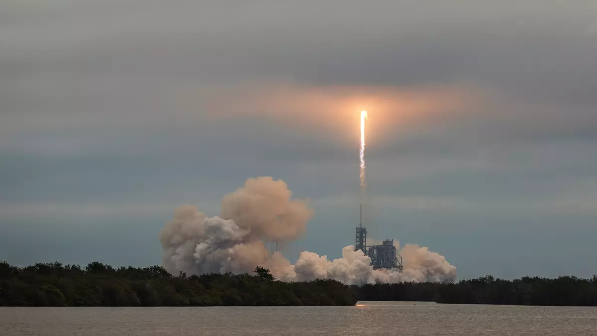 Een SpaceX Falcon 9-raket die in 2017 Cape Canaveral verlaat.